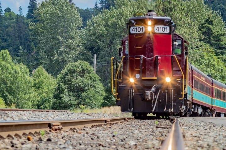 Scenic Train Rides in Hood River | The Fruit Company Tours